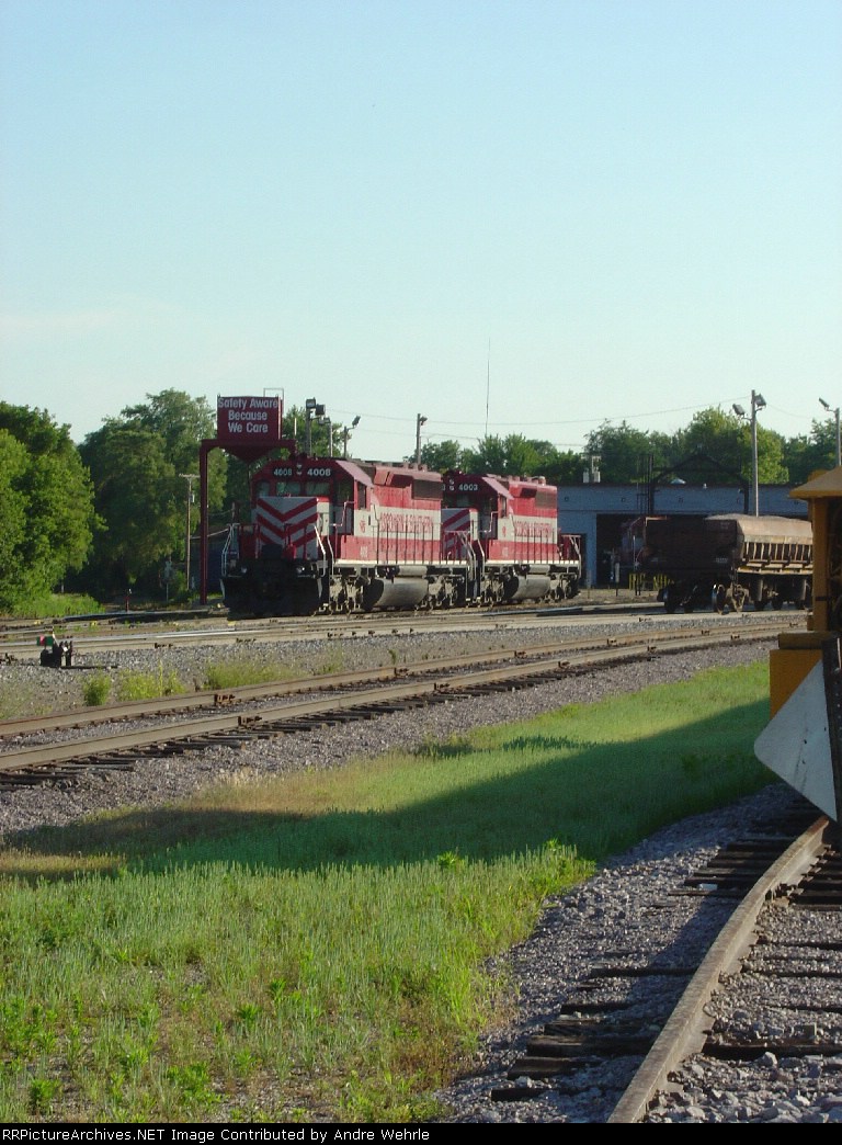WSOR 4008 and 4003 in front of roundhouse